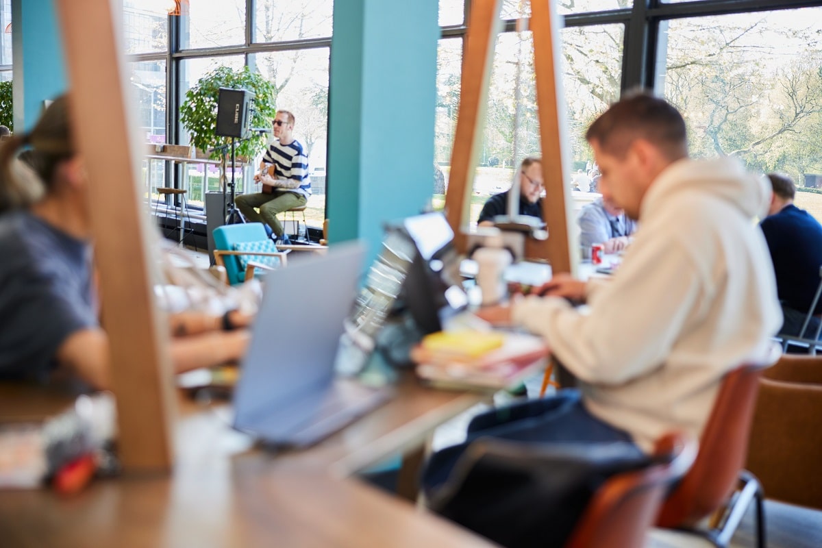 UK lunch break now averages 33 minutes, with nearly half of workers ...